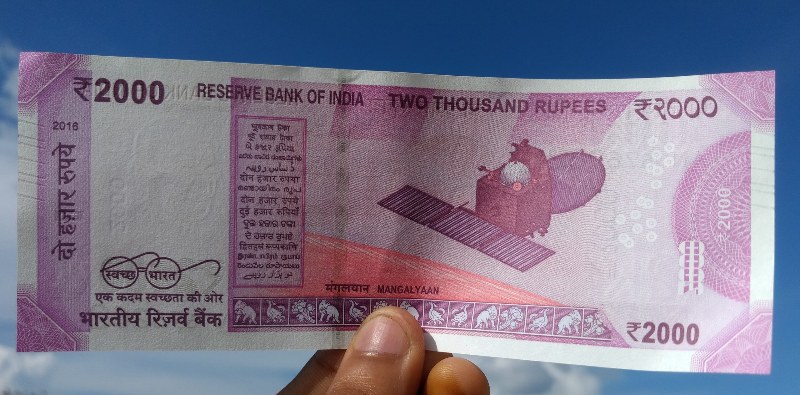 RBI withdraws Rs 2,000 currency notes from circulation